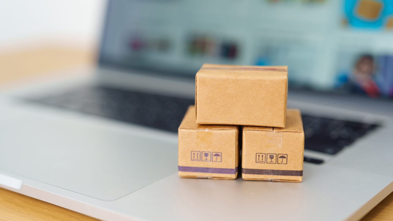 ニトリ商品のオンライン通販を徹底比較！ 公式サイト・Amazon・楽天市場・Yahoo!ショッピングの違いを完全攻略 | 複業のトラさん